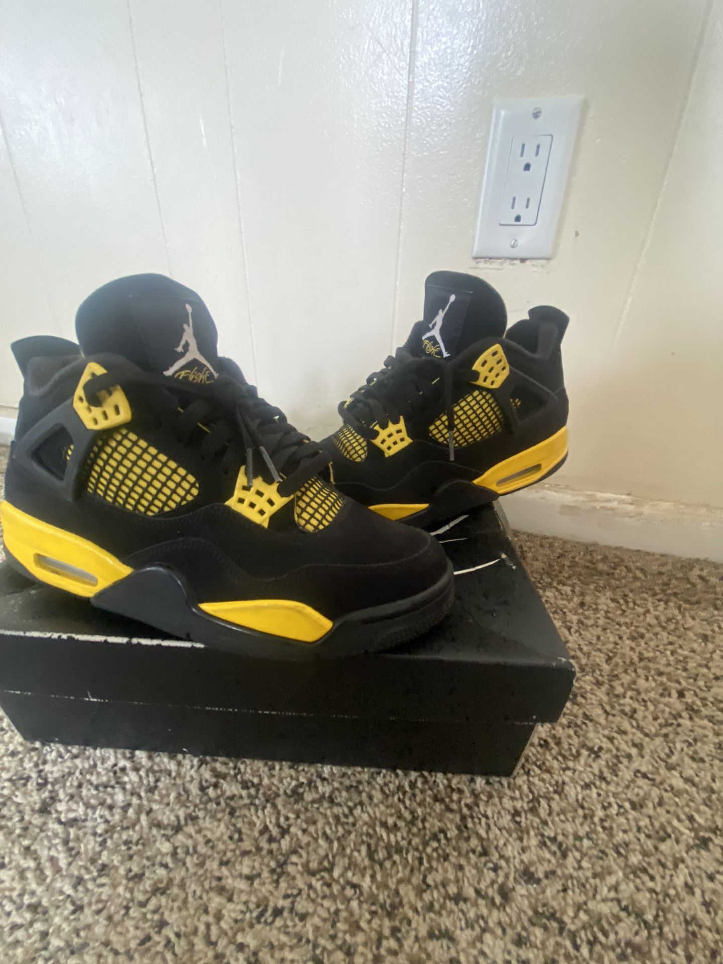 Jordan Retro 4s Thunder for Sale in Pawtucket, RI - OfferUp