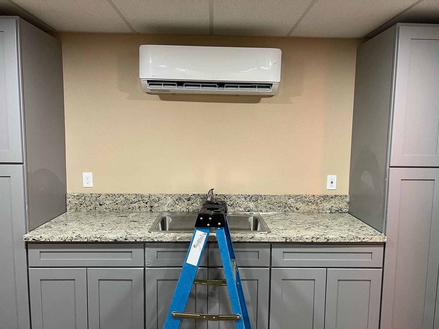 12k Mini Split Ac and Heater for Sale in San Bernardino, CA - OfferUp