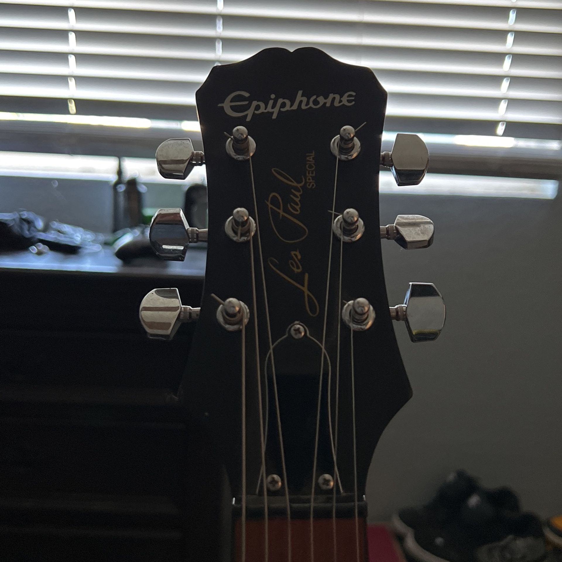 epiphone les paul special and stand for Sale in Phoenix, AZ - OfferUp