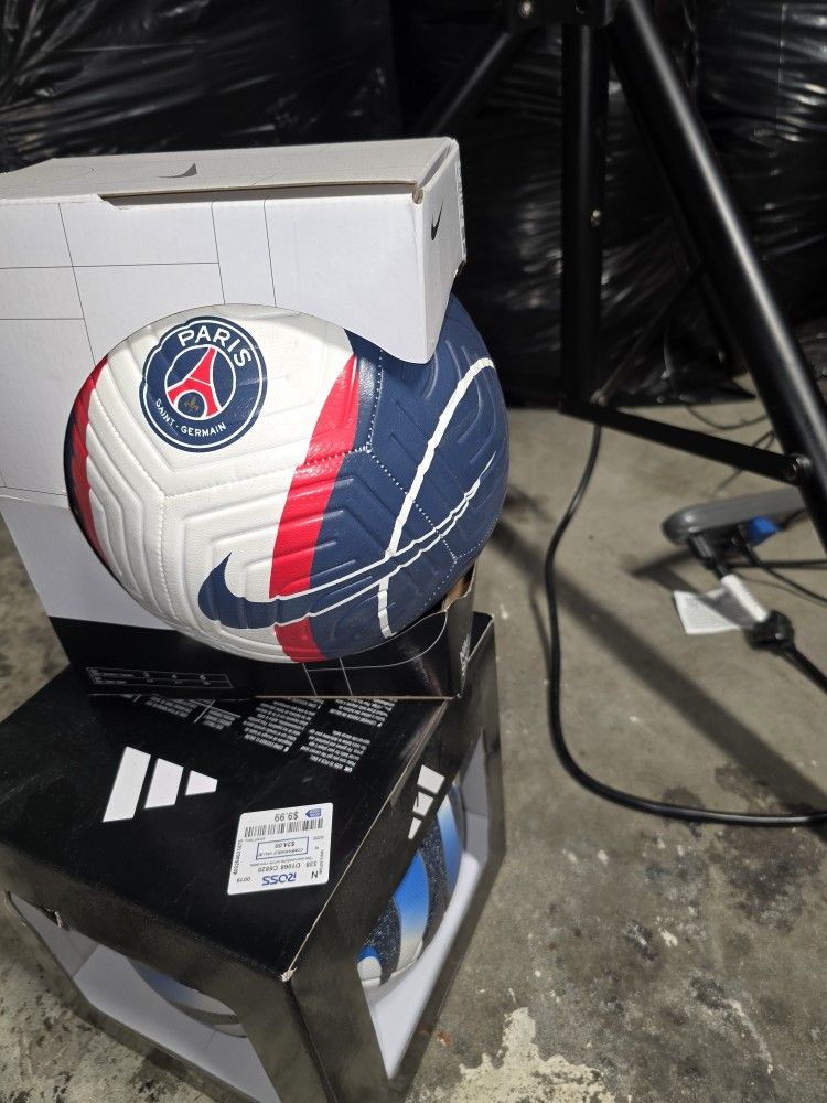 NIKE PSG BALL 20$ for Sale in Huntington Park, CA - OfferUp