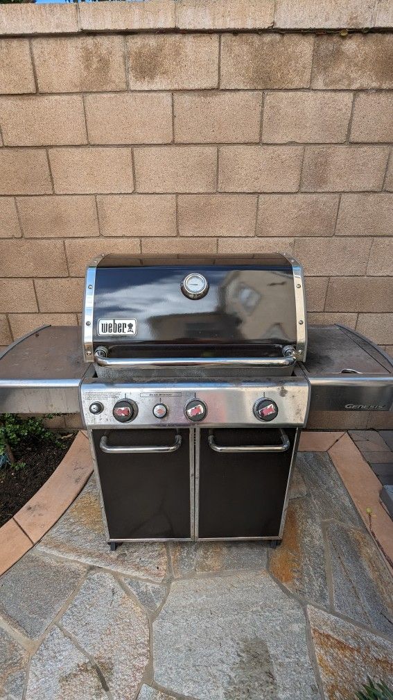 Free *** Weber Genesis Grill for Sale in Santa Ana, CA - OfferUp