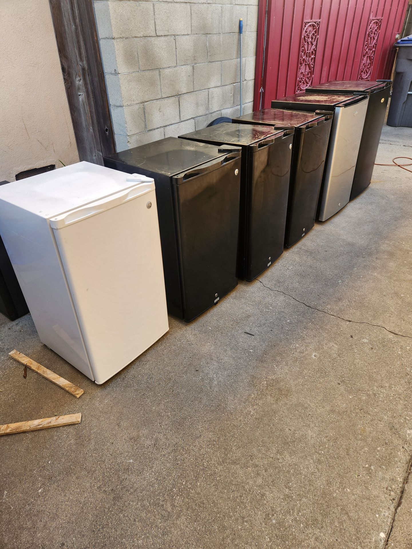 Small fridge minifridge little refri pequeña for Sale in Long Beach, CA ...