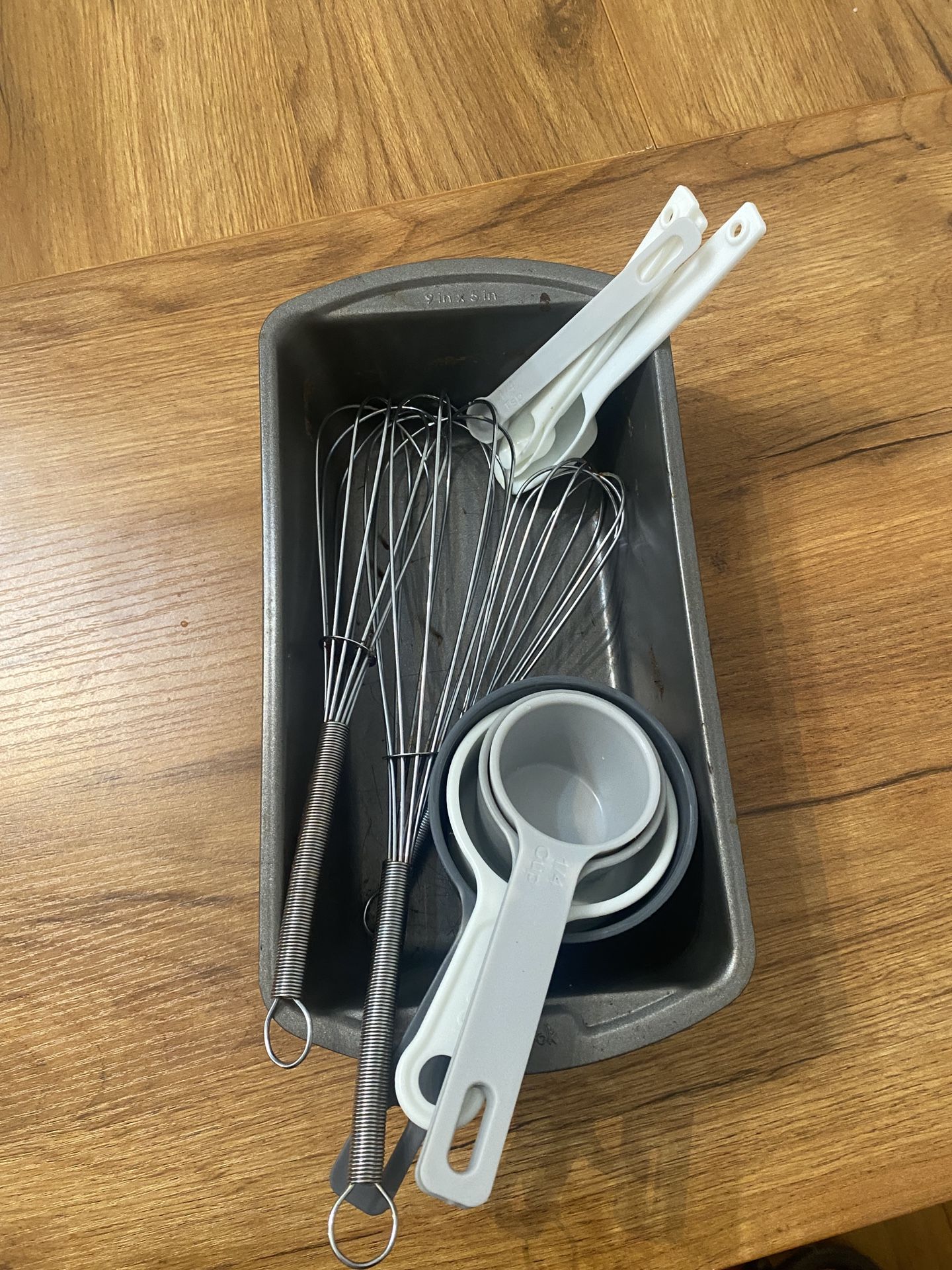 Baking set - 9 x 5 loaf pan + 3 stainless steel whisks + some measuring cups for Sale in ...