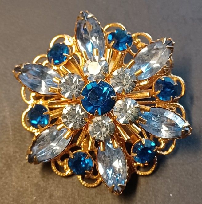 2 vintage Blue brooches for Sale in Mount Prospect, IL - OfferUp