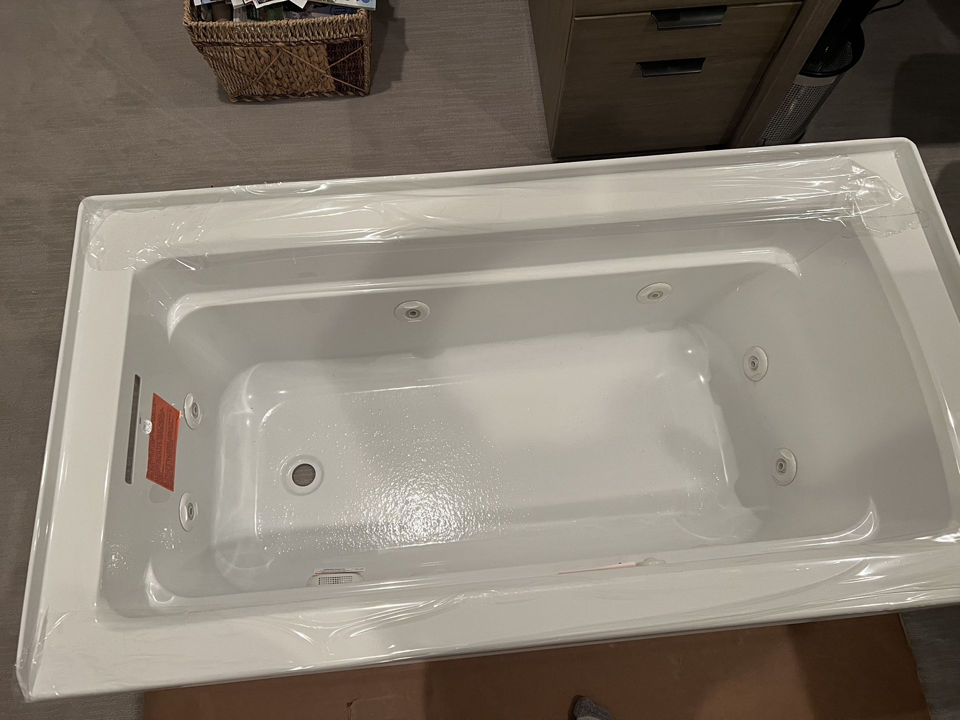 New - Never Installed 60” Kohler Jetted Bath Tub for Sale in Rancho ...