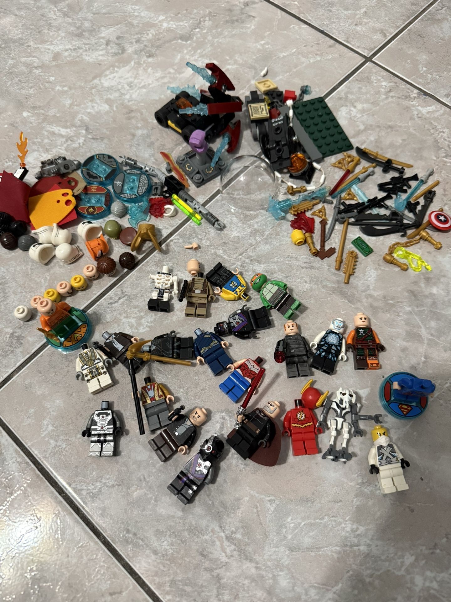Miscellaneous LEGO Pieces (Minifigures, Weapons, Heads, Capes, Vehicles ...