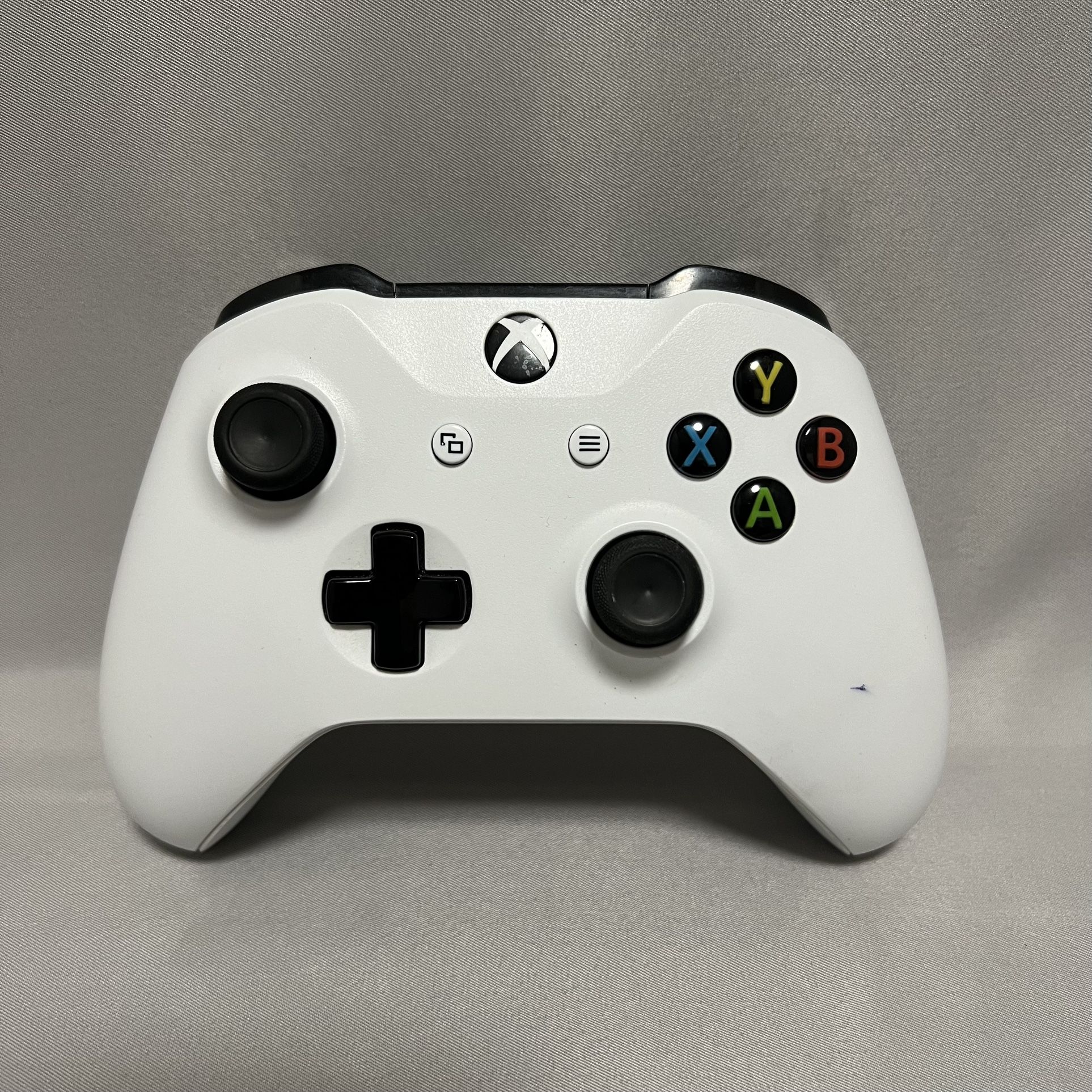 Microsoft Xbox One Wireless Controller 1708 White for Sale in Miami, FL ...