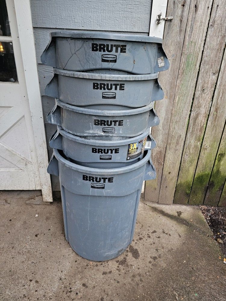 Brute Trash Cans for Sale in Portland, OR - OfferUp