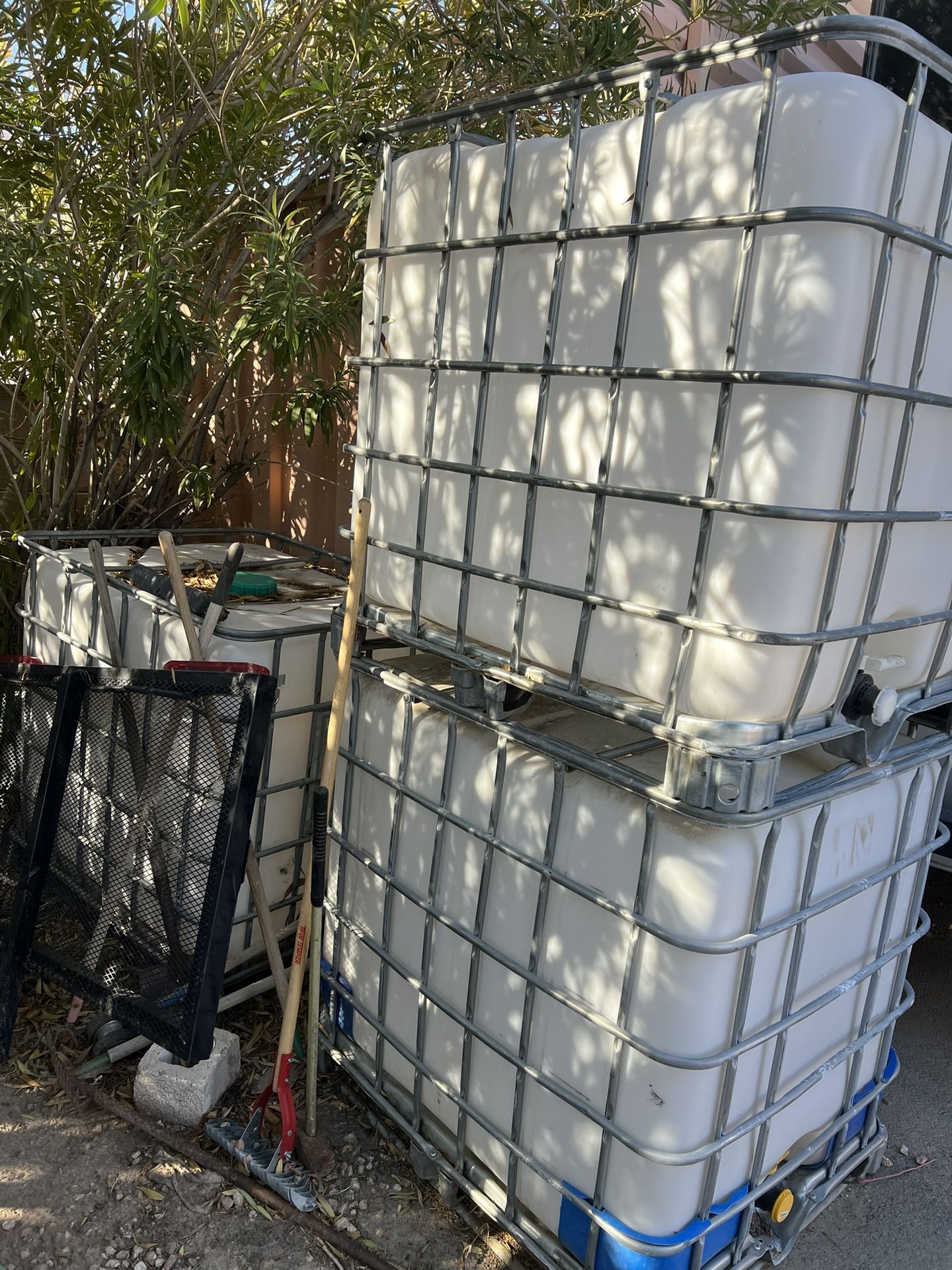 275 Gallon Plastic Totes for Sale in Las Vegas, NV - OfferUp