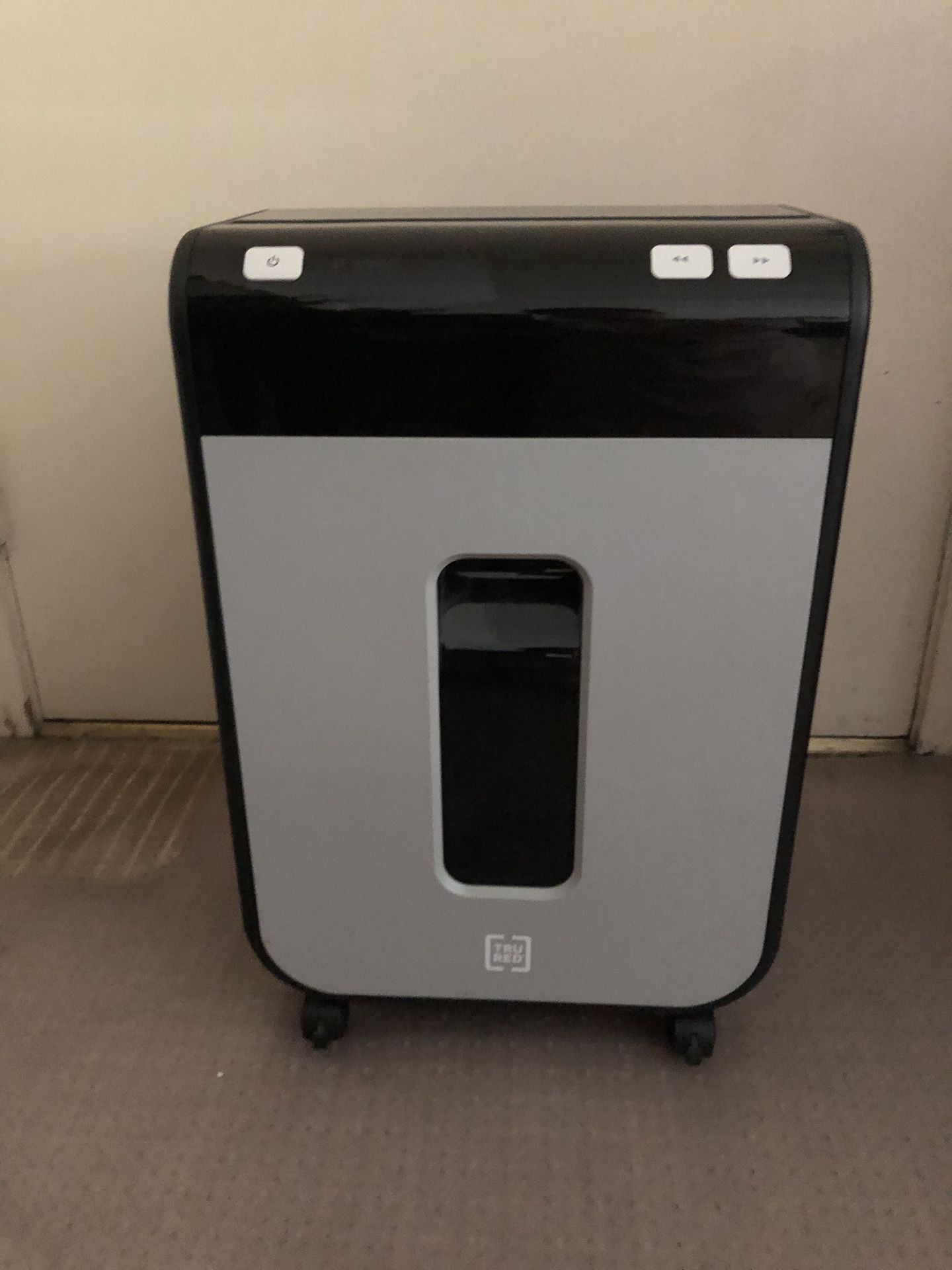 TRU RED 10 SHEET PAPER SHREDDER W / 4 WHEELS FOR HOME OFFICEModel : TR ...