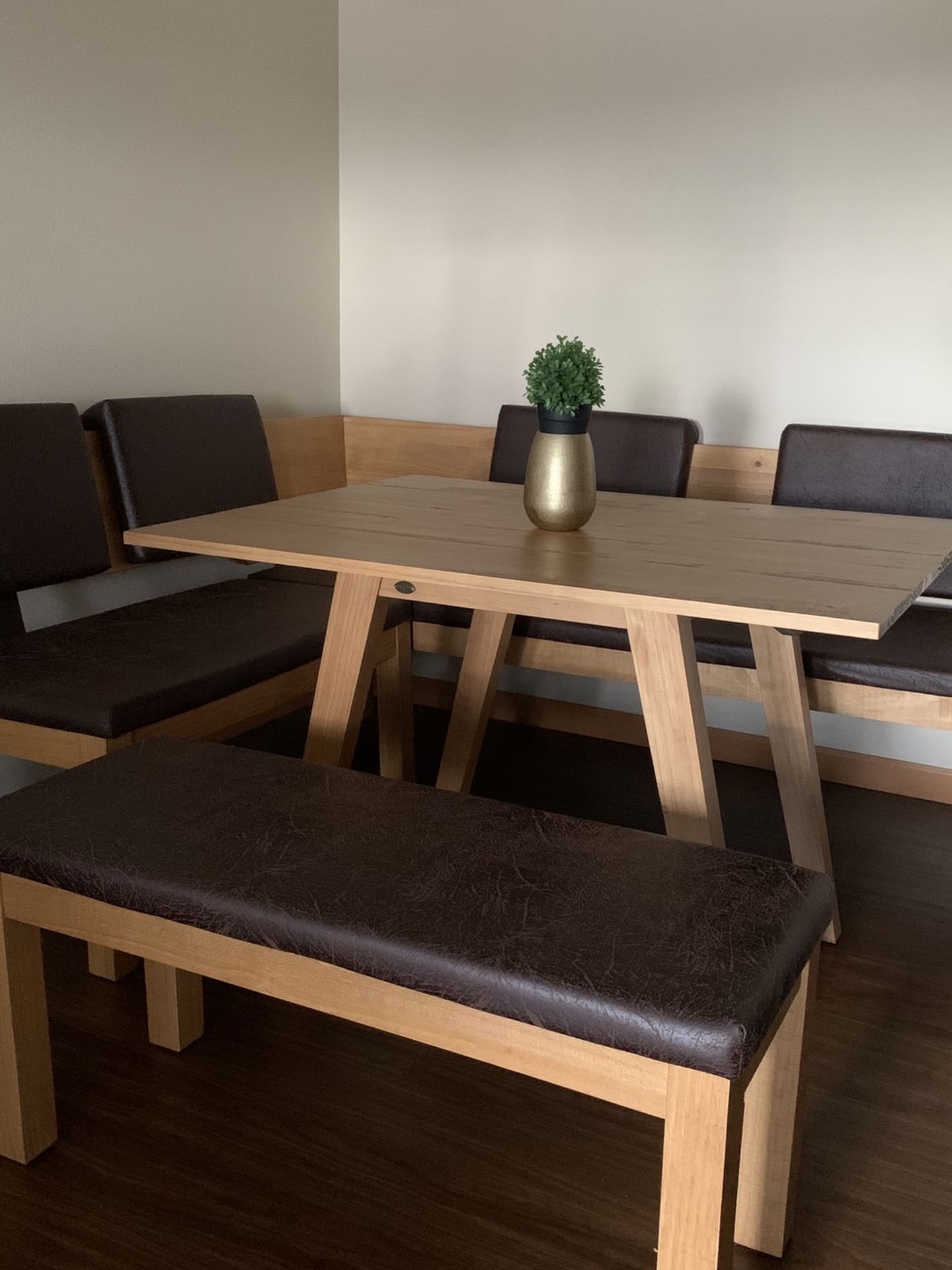 L-shaped Bench Dining Table for Sale in Puyallup, WA - OfferUp