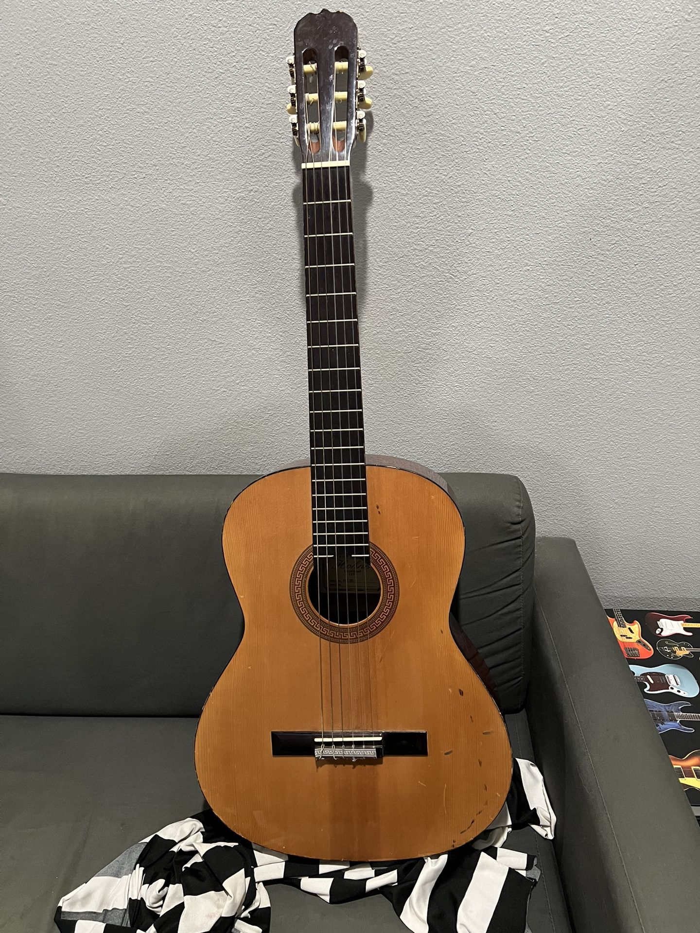Hohner Hc-06 Classical Guitar for Sale in Artesia, CA - OfferUp