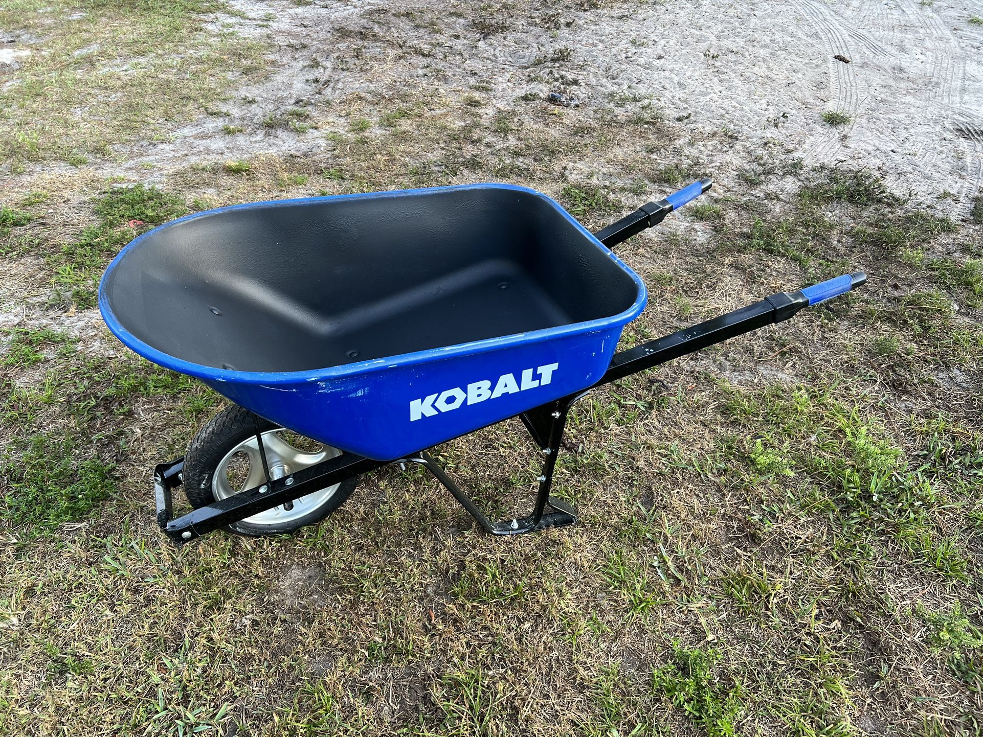 Kobalt 6 Cu Ft Wheelbarrow for Sale in Vlg Wellingtn, FL - OfferUp