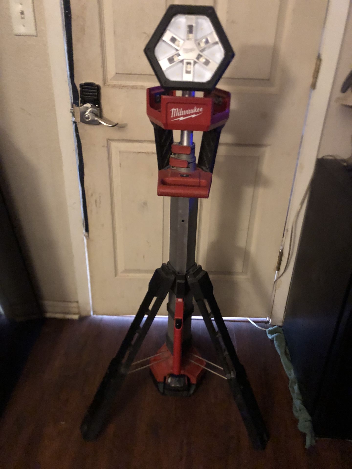 Milwaukee Stand Up Light for Sale in Dallas, TX - OfferUp
