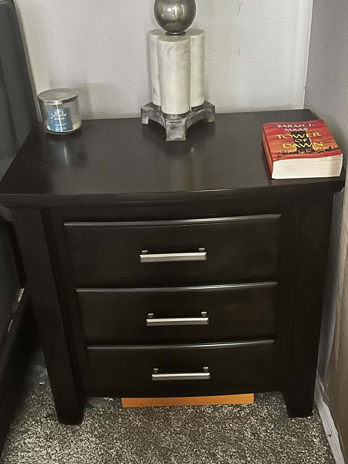2 Matching Nightstands $40 for Sale in Oakland, FL - OfferUp