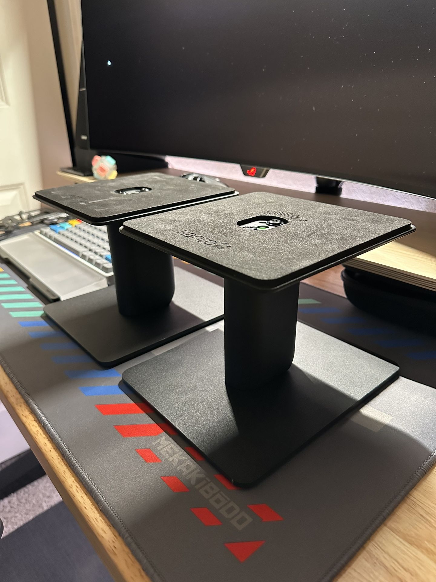 Kanto SP6HD Rising Desktop Speaker Stands for Sale in Las Vegas, NV ...