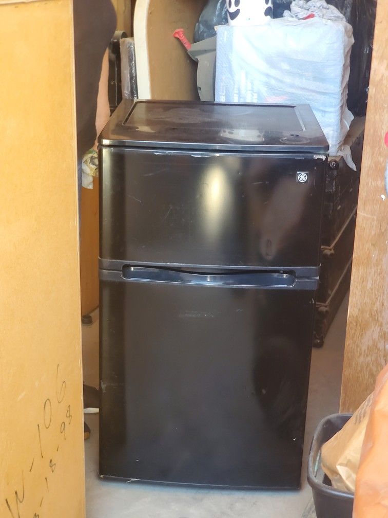 Studio Refrigerator for Sale in Bakersfield, CA - OfferUp