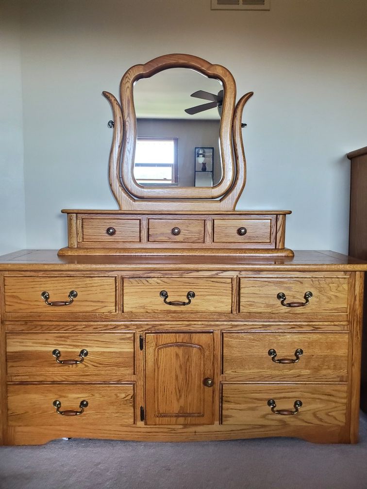Solid oak 5 piece bedroom set for Sale in Orland Park, IL - OfferUp