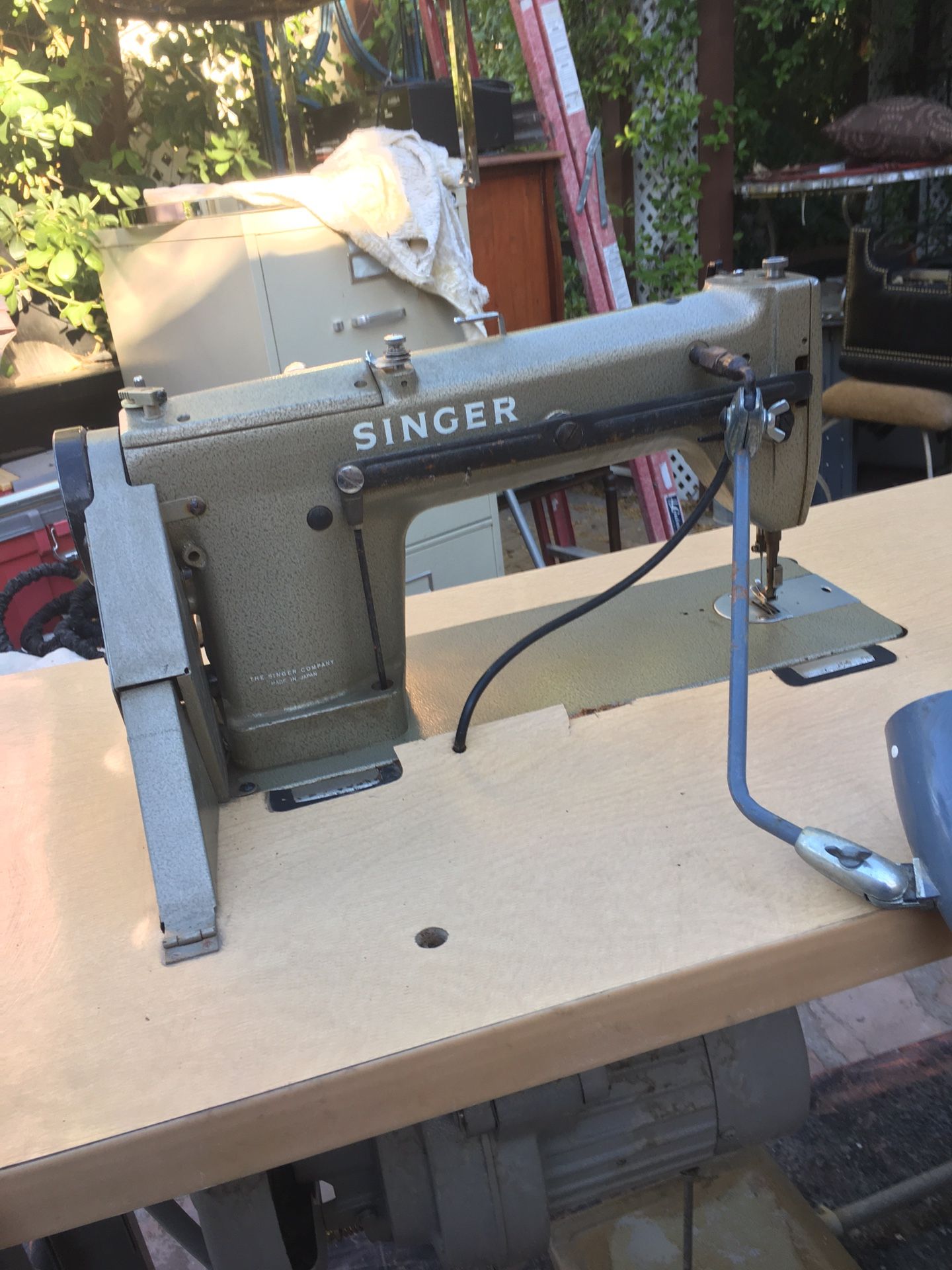 SINGER COMMERCIAL SEWING MACHINE 191 for Sale in Las Vegas, NV - OfferUp