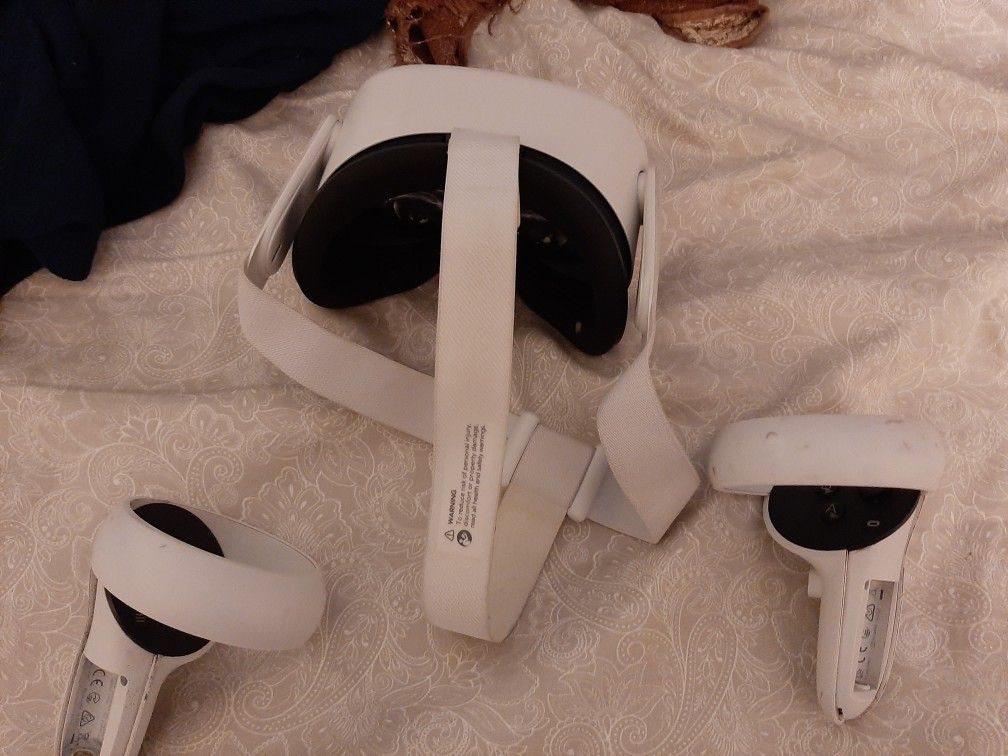 OCULUS QUEST 2 WITH Broken CONTROLLERS for Sale in Springfield, MA ...