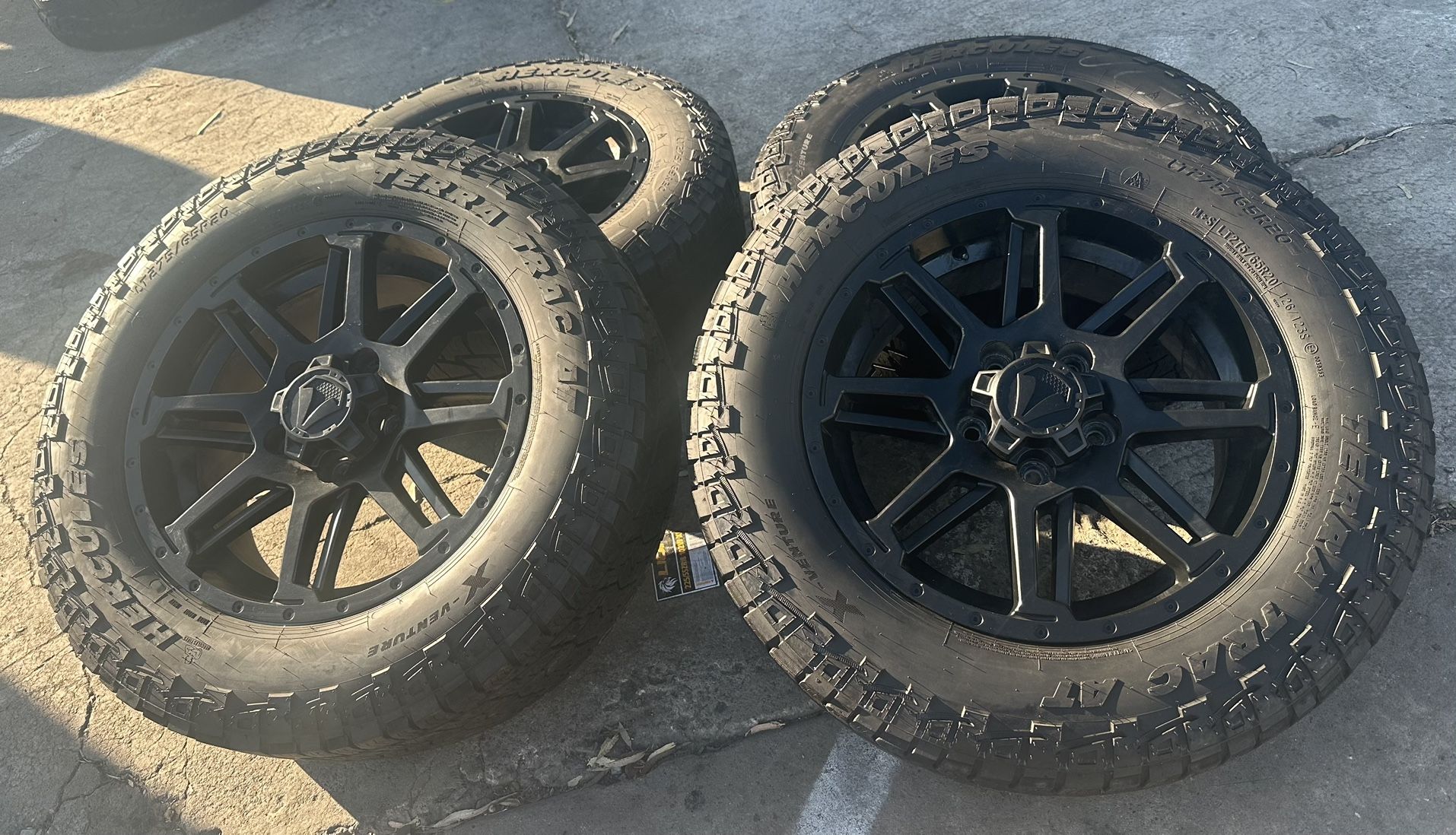 Wheeles tundra 20x9 tire Hércules terra trac AT LT275/65R20 for Sale in ...
