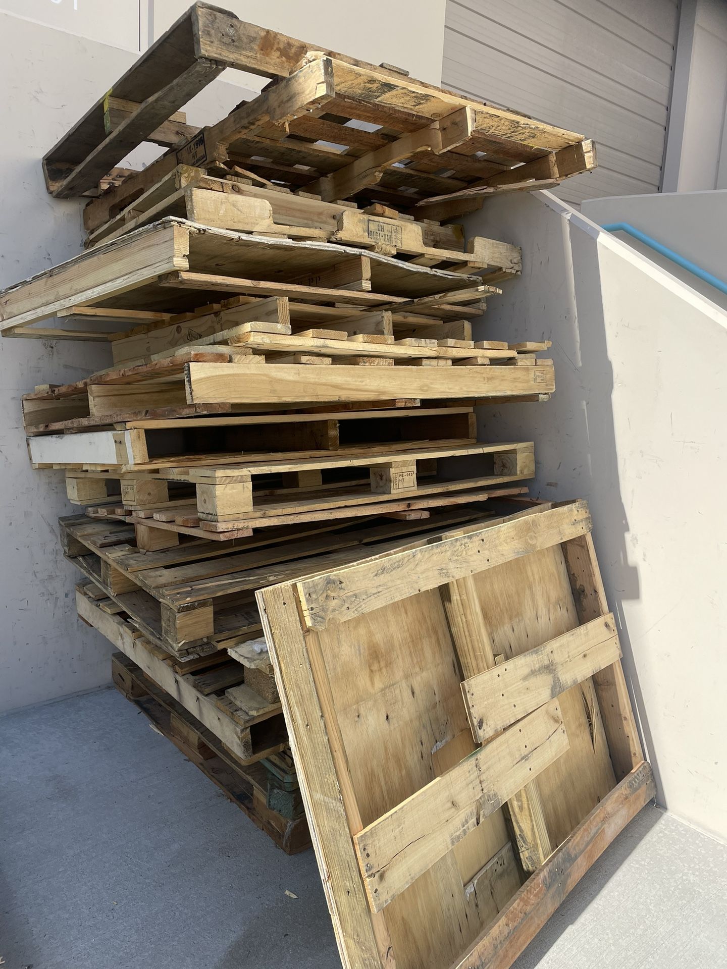 Pallets . Free for Sale in Las Vegas, NV - OfferUp
