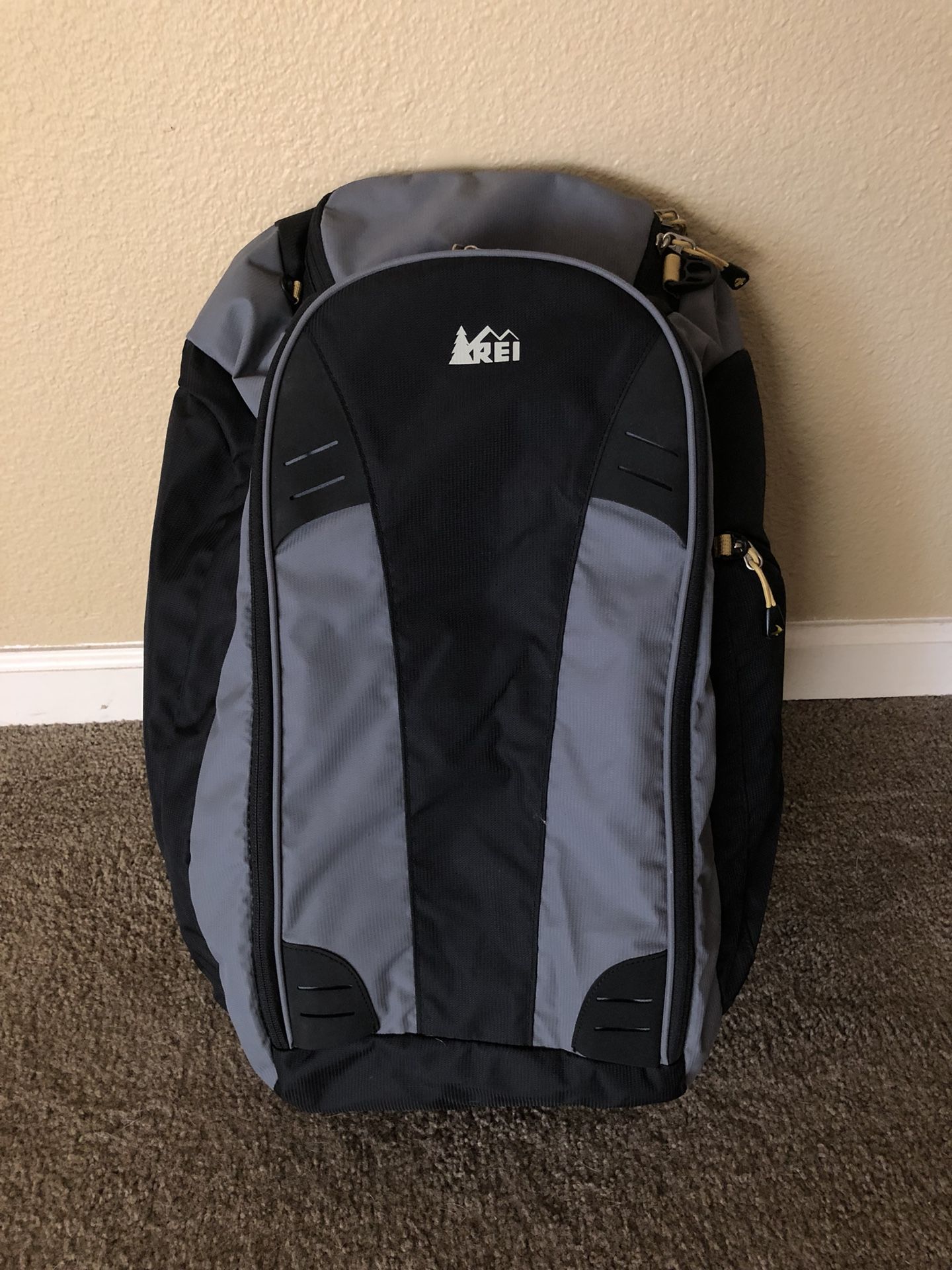 Backpack Travel REI Vagabond 40 Pack for Sale in Chula Vista, CA - OfferUp
