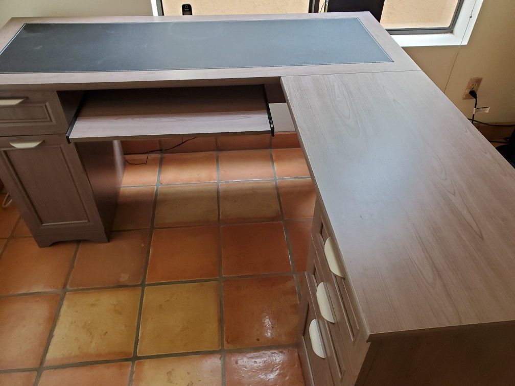 L-Shaped Or Corner Desk for Sale in Scottsdale, AZ - OfferUp
