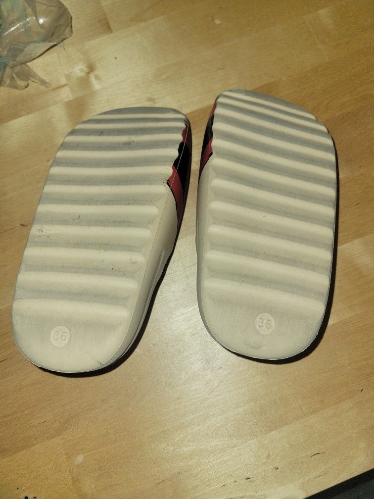 Kids Yeezy Elmo Slides for Sale in Georgetown, TX - OfferUp