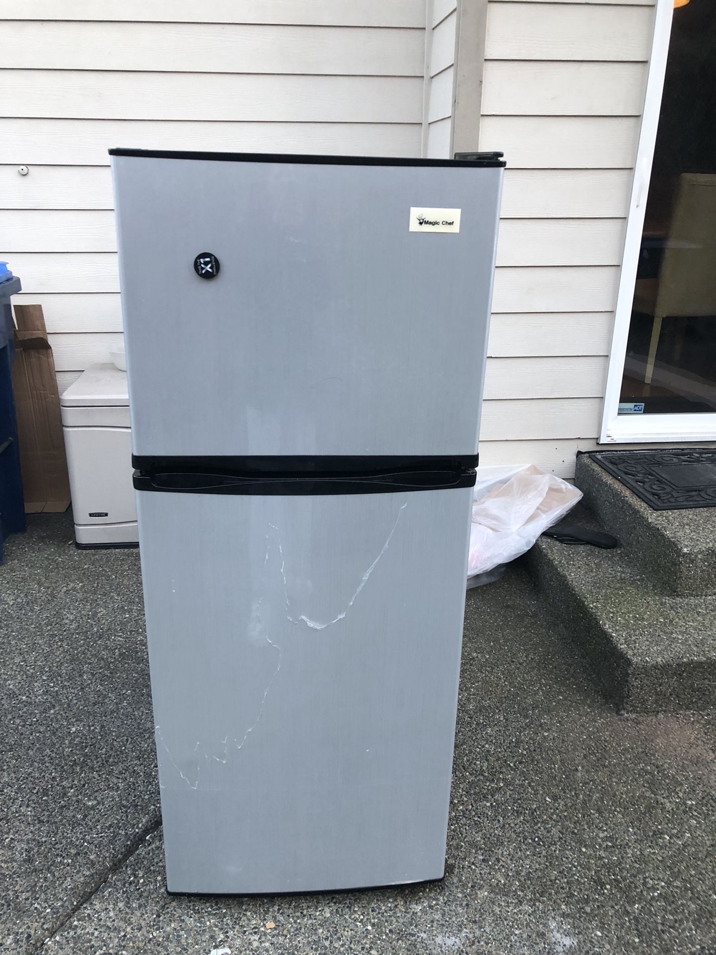 Magic Chef Refrigerator 10 cu ft for Sale in Seattle, WA - OfferUp