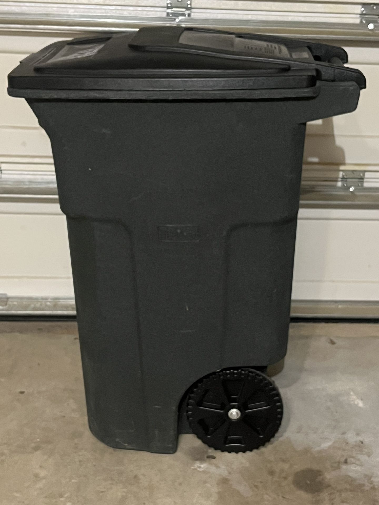 Toter Outdoor Trash Can 64-Gallon Greenstone Plastic Wheeled Trash Can ...