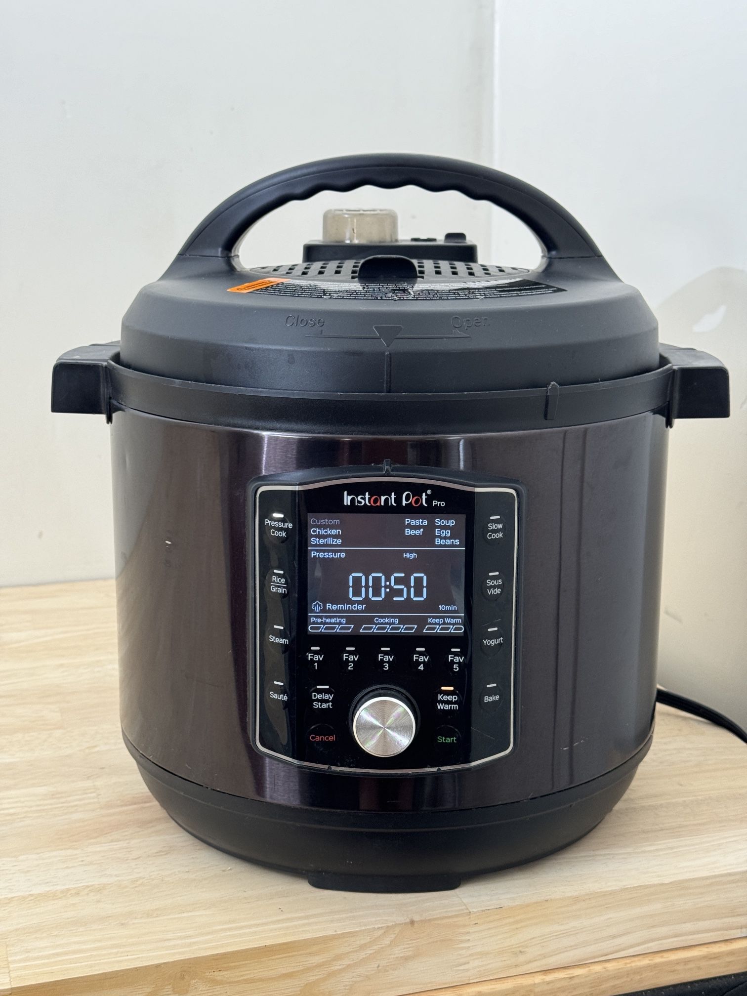 Instant Pot Pro 8-quart Electric Pressure Cooker for Sale in Tempe, AZ ...