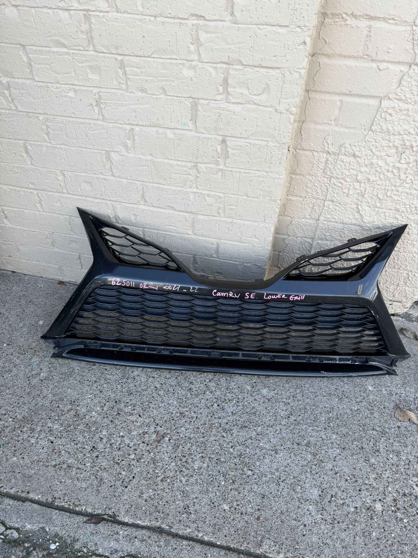 2022 Toyota Camry Se Lower Grill for Sale in Grand Prairie, TX - OfferUp