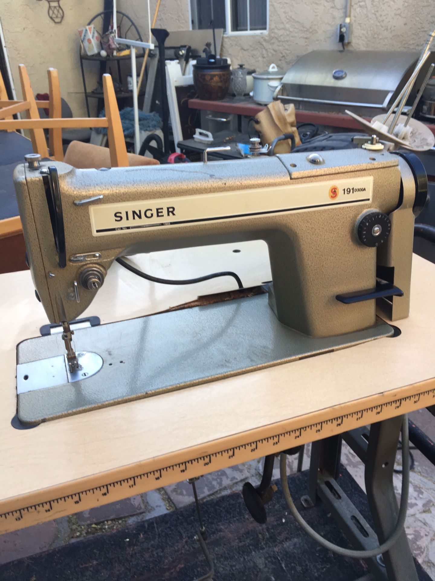 SINGER COMMERCIAL SEWING MACHINE 191 for Sale in Las Vegas, NV - OfferUp