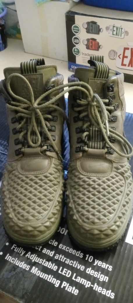 AF1 EST 1982 ENGINEERED WNTR for Sale in Aurora, IL - OfferUp