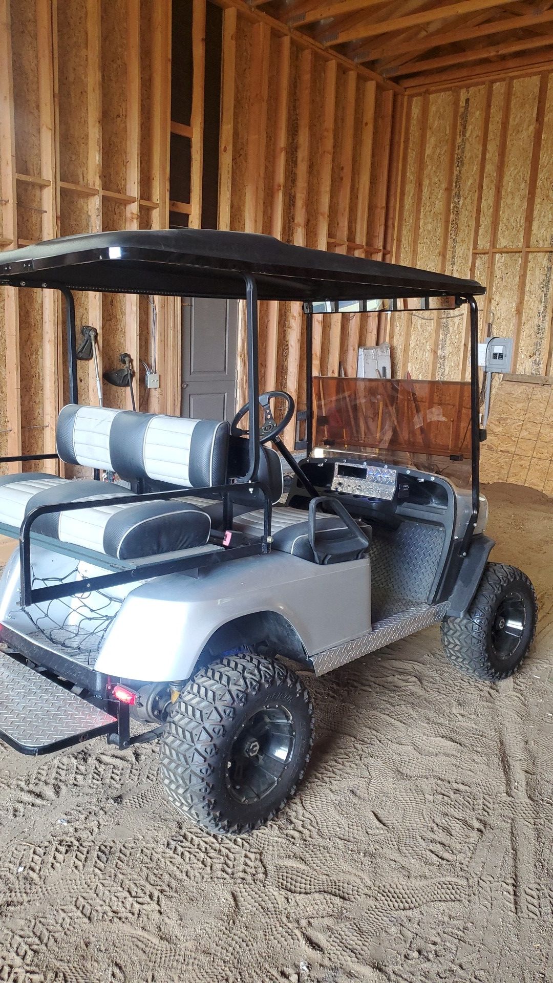 1997 EZGO Gas golf cart excellent condition !! Just tuned up and runs ...