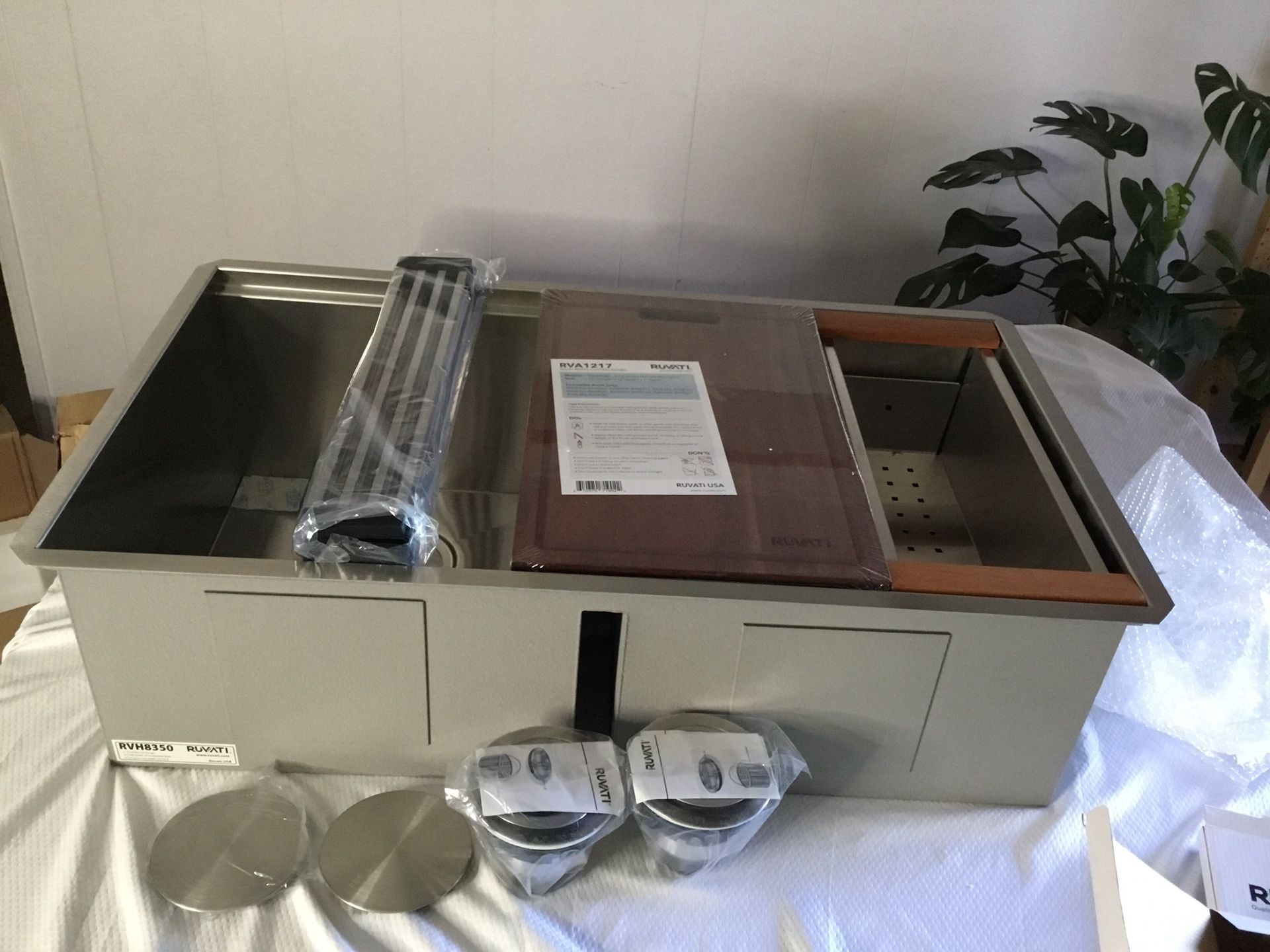 Ruvati RVH8350 33-inch Workstation Ledge 50/50 Double Bowl Undermount ...