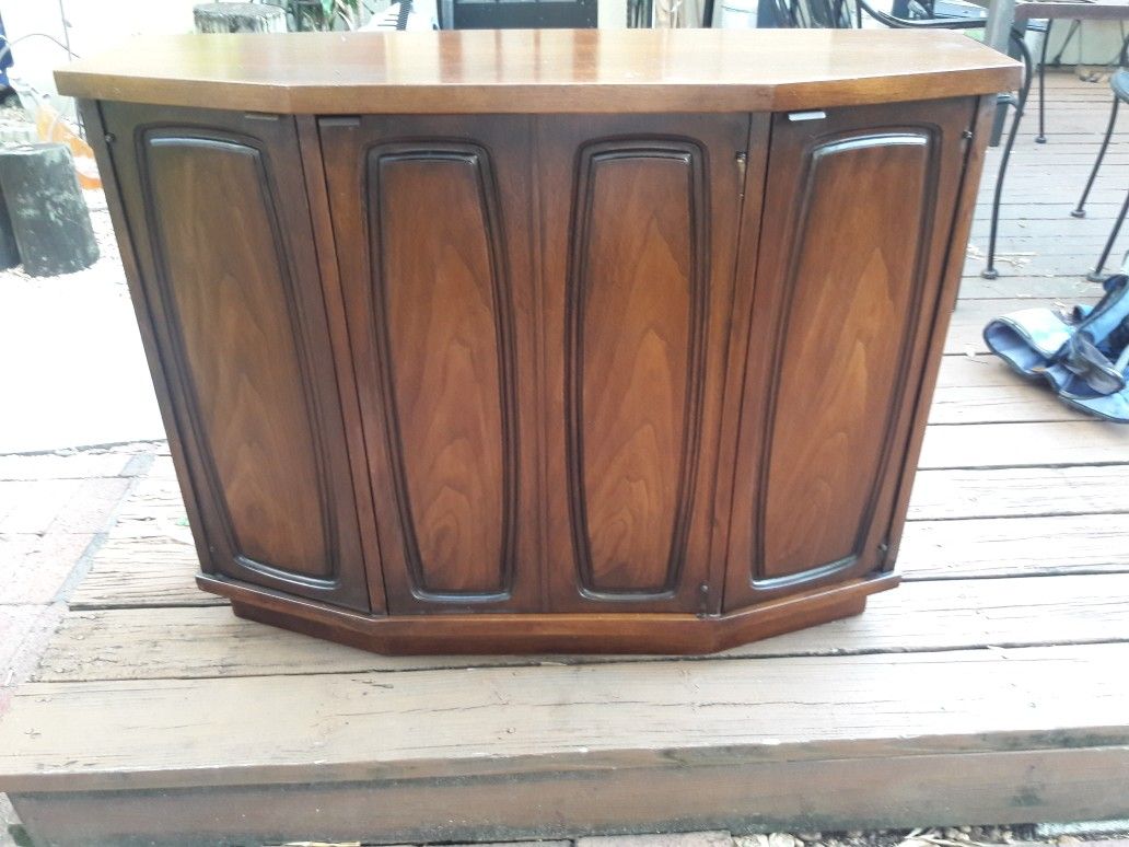 Broyhill mid century emphasis entry table/cabinet for Sale in Tampa, FL ...