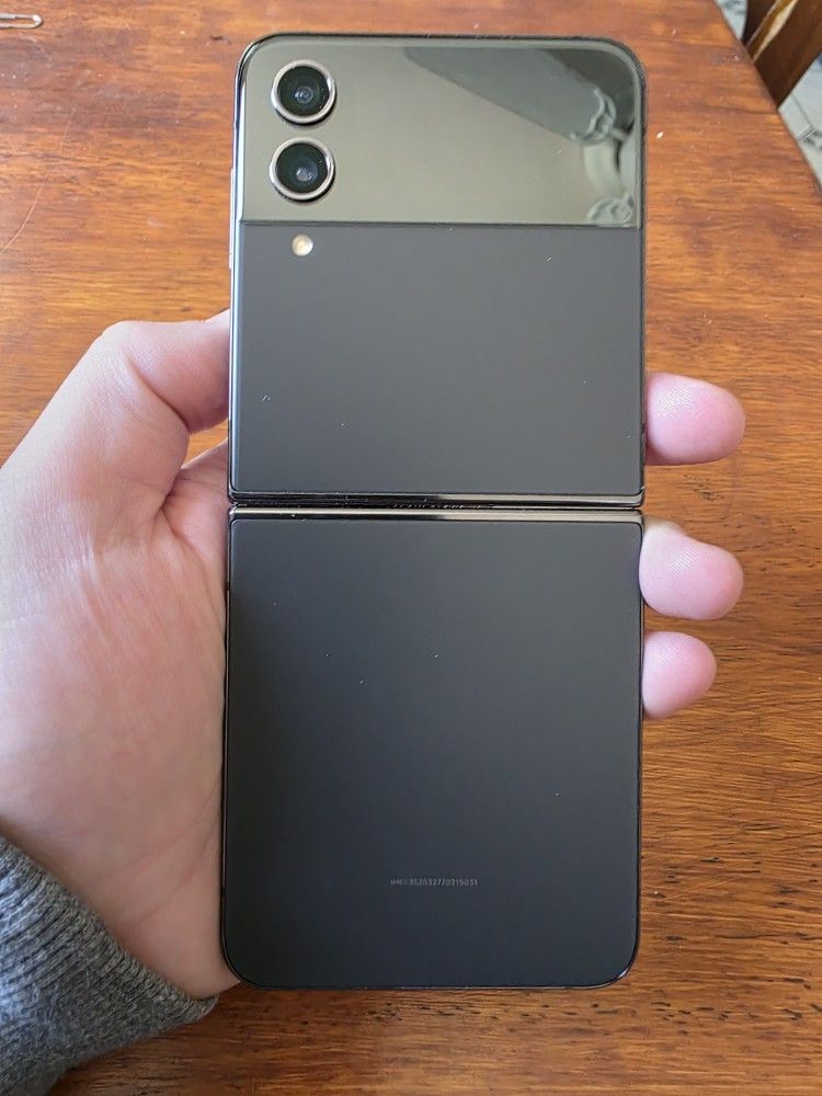 Samsung Galaxy Z Flip 4 Graphite (Unlocked) for Sale in Anaheim, CA ...