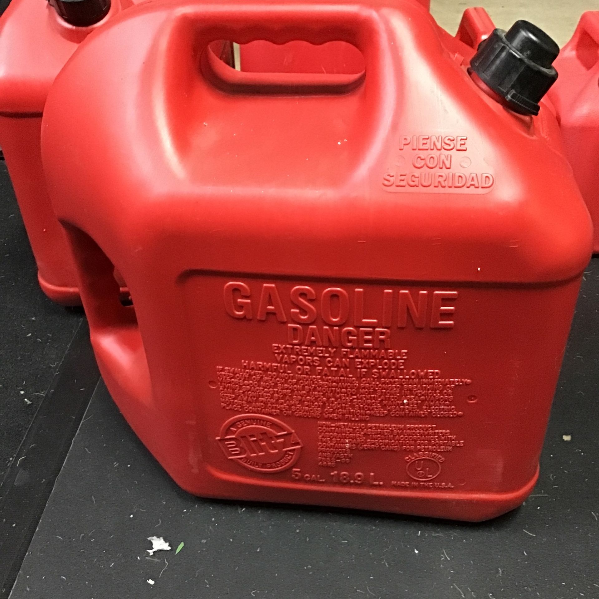Lot Of (5) 3 Five Gallon Plastic Gas Cans 2 1 Gallon Gas Cans Used Good ...