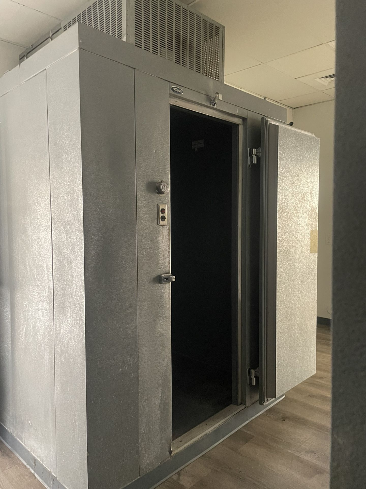 Kold Locker Indoor Walk-in Cooler And 4 Sink Compartment for Sale in ...