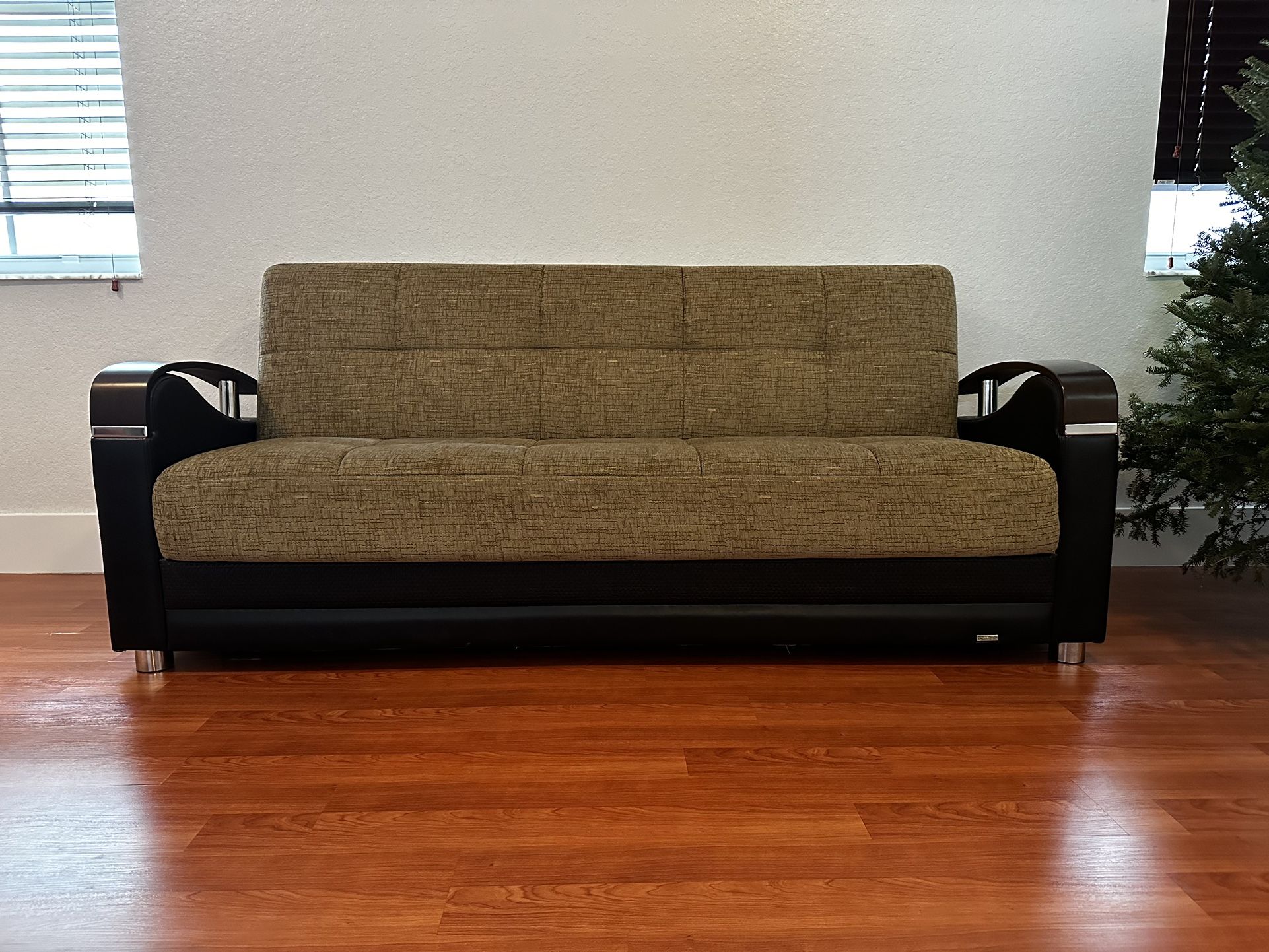 Sofá “Peron Cream Futon Sofa” El Dorado Furniture for Sale in Miami, FL ...