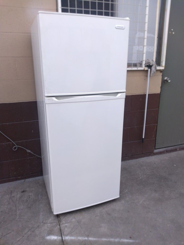 STUDIO SIZE FRIDGE. (24"WIDE) for Sale in Los Angeles, CA - OfferUp