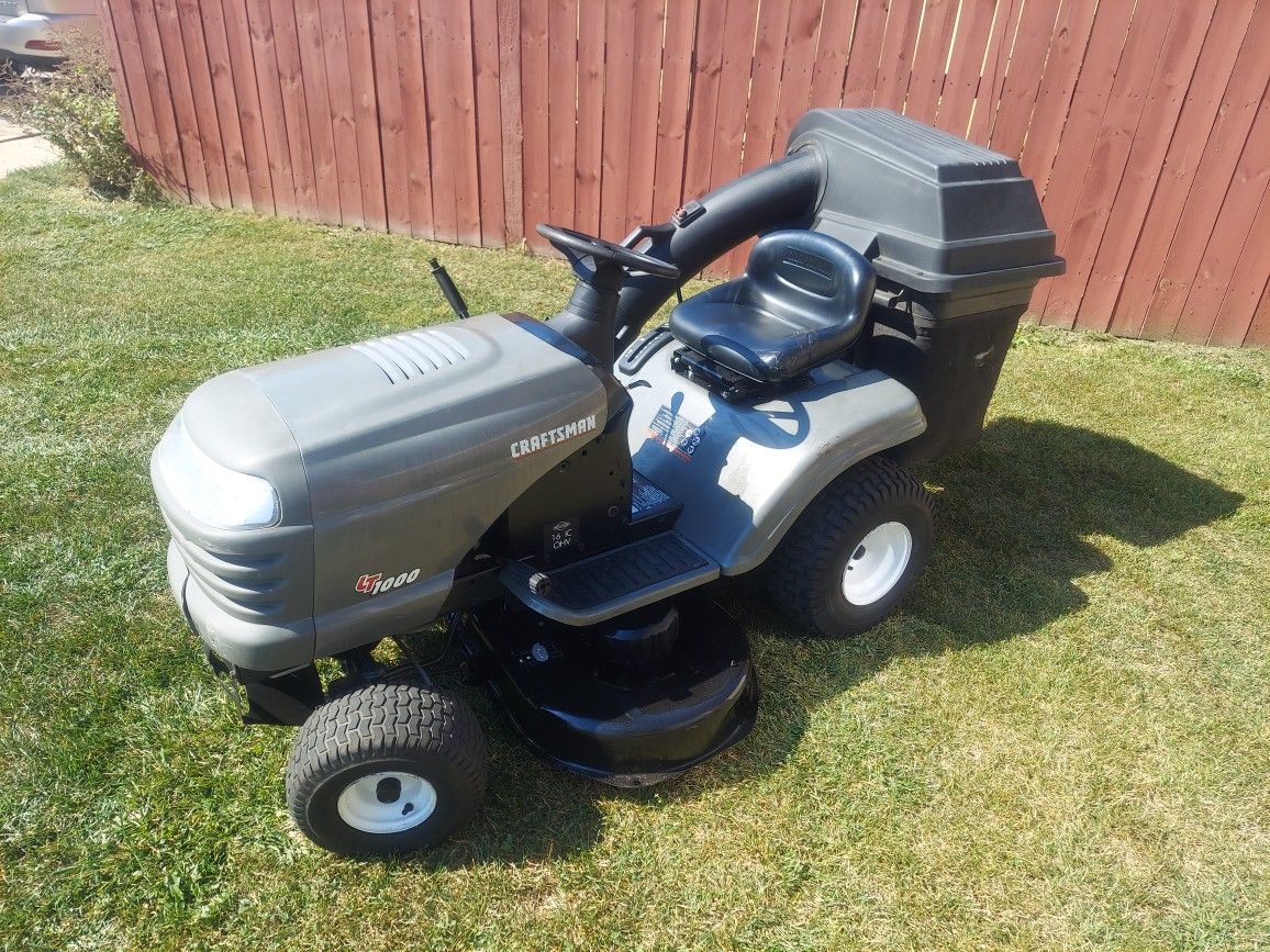 Craftsman Lt1000 Riding Mower With Bagger for Sale in Chicago, IL - OfferUp