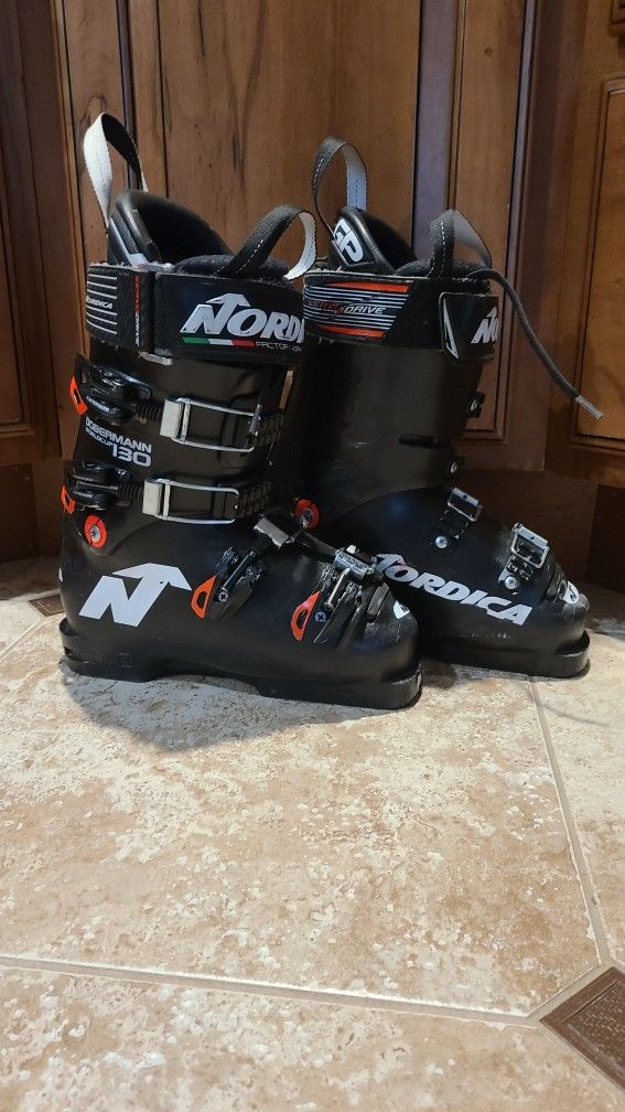 275mm, 22, Jr 4 Racing Ski Boots for Sale in Lake Zurich, IL - OfferUp
