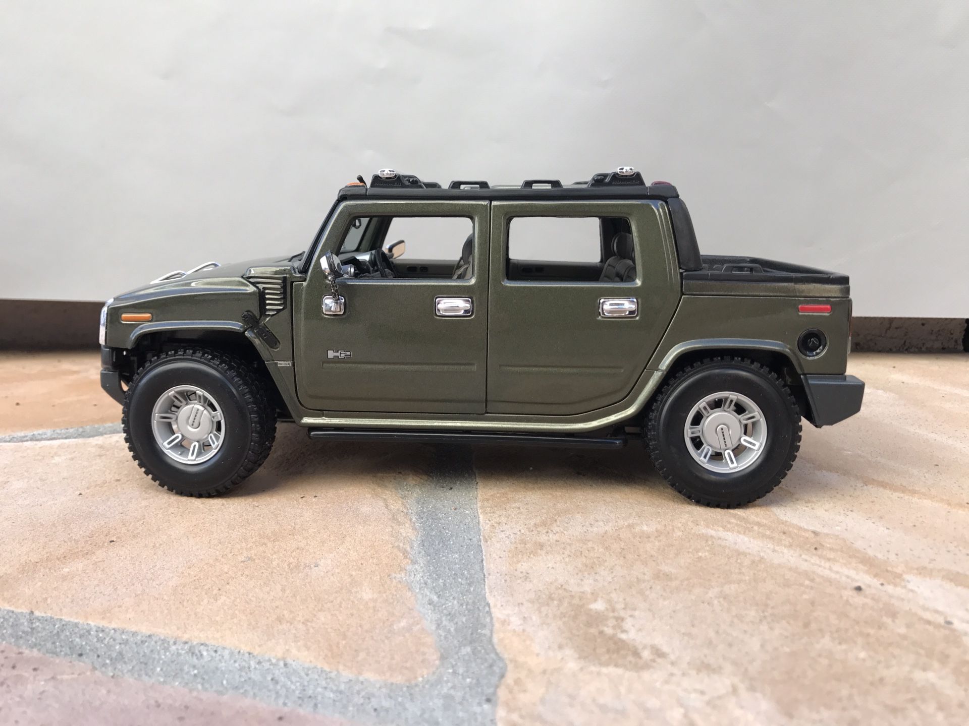 Maisto Hummer H2T Diecast 1/18 Scale Model Car for Sale in Carpinteria, CA - OfferUp