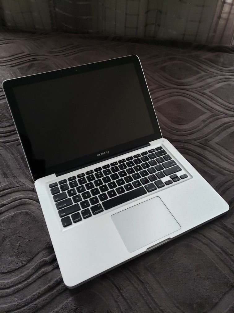 White Macbook 2011