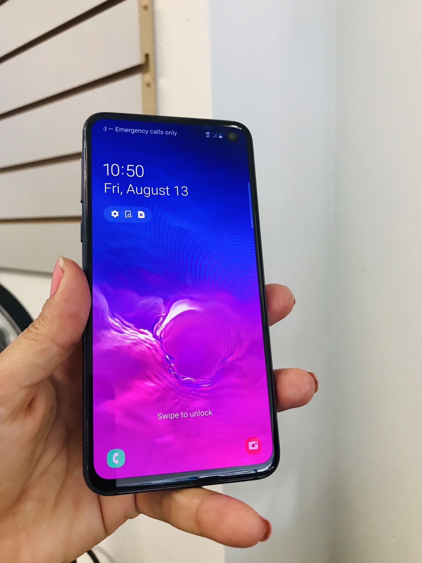 Samsung Galaxy S10e (128 gb) unlocked with store warranty for Sale in Boston, MA - OfferUp