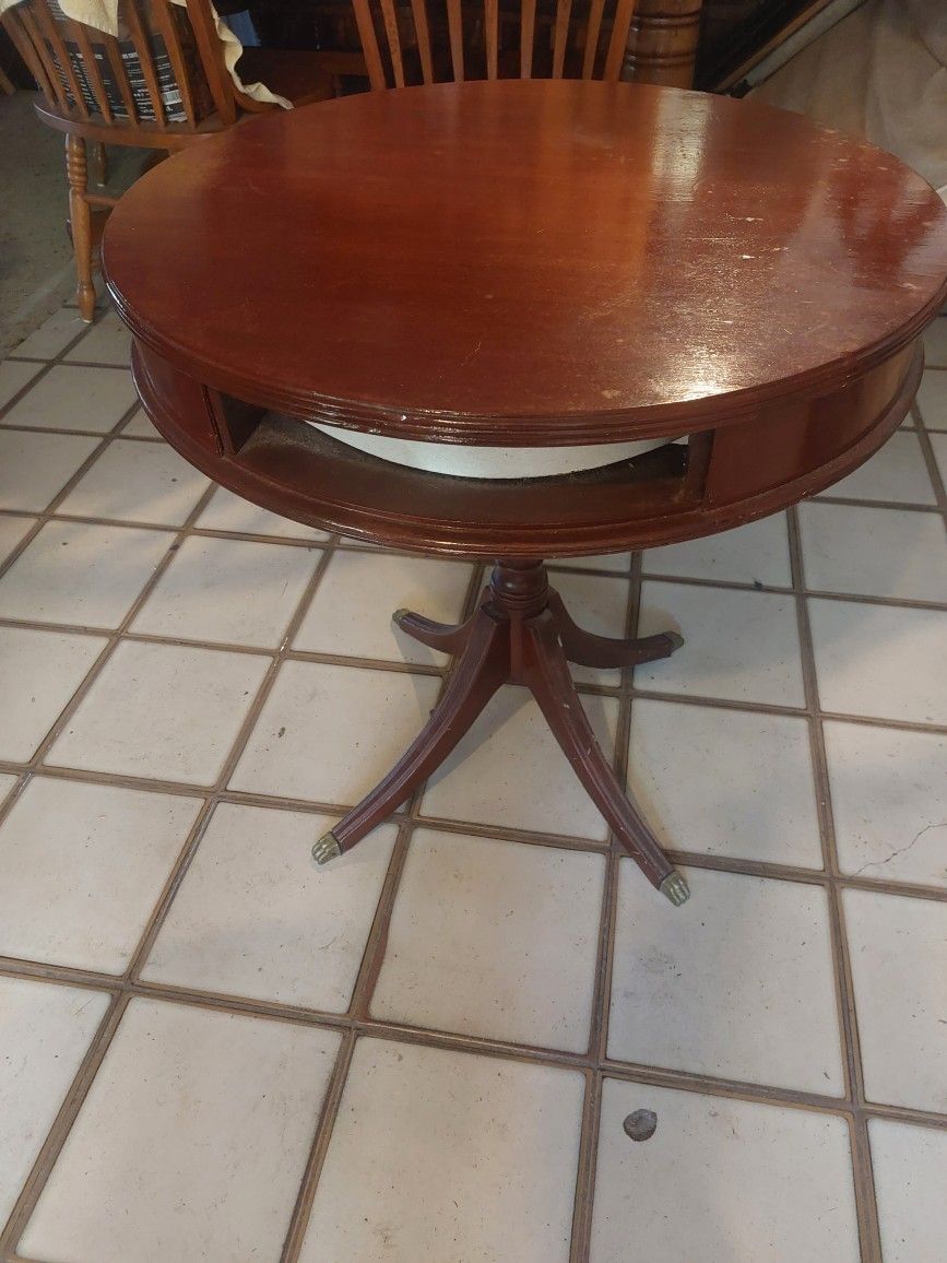 Gorgeous Claw Foot Wooden Round Accent Table Tables