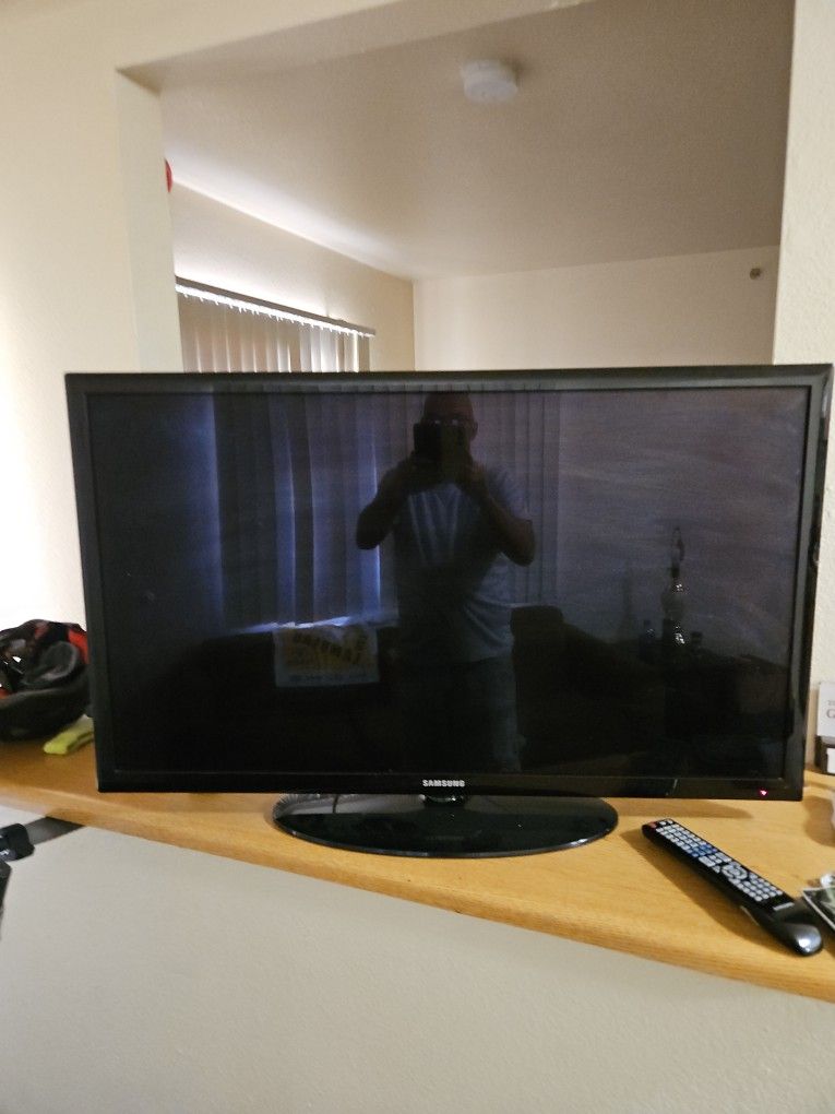 Samsung 40inch Flat Screen Tv With Remote Control And Base Not Smart Tv ...
